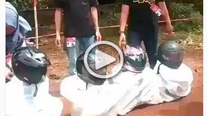 Kocak ! 4 Bocah Ikut Lomba Balap Karung Pakai Helm, Perhatikan Anak Yang Memakai Helm Half Face ...