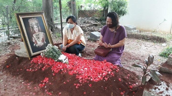 Begini Kondisi Pusara Dorce yang Masih Bertabur Bunga, Peziarah Ini ...
