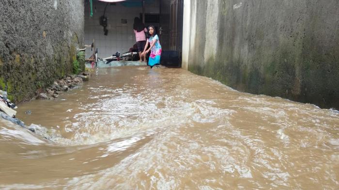 Mobil Terbawa Hanyut Saat Banjir 1 Meter di Cibuluh Bogor, Pengendara ... Mobil Terbawa Hanyut Saat Banjir 1 Meter di Cibuluh Bogor, Pengendara ...