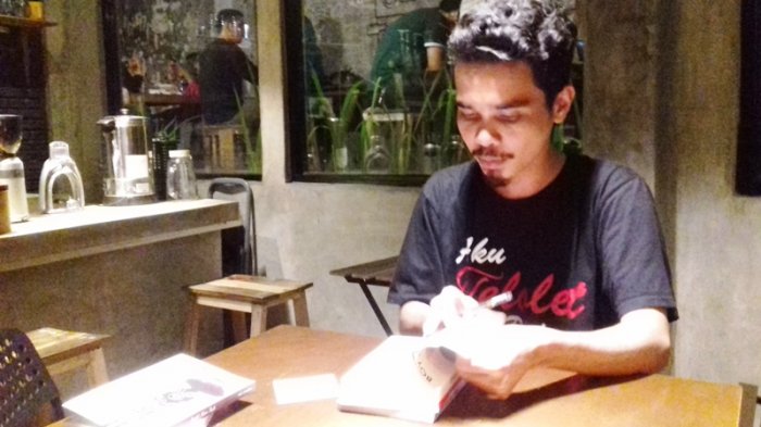 Boy Candra Ungkap Latar Belakang Ide Buku 'Seperti Hujan yang Jatuh ke ...