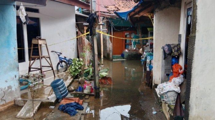 Tim SAR Gabungan Evakuasi Korban Longsor Gang Barjo Bogor, Satu Orang Ditemukan Meninggal Dunia ...