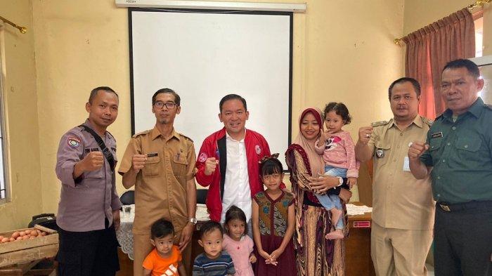 Kakak Asuh Dr Raendi Rayendra Salurkan Telur Untuk Anak Stunting di ... Kakak Asuh Dr Raendi Rayendra Salurkan Telur Untuk Anak Stunting di ...