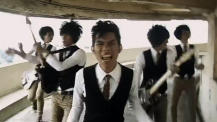 Kunci Gitar dan Lirik Lagu Main Serong - The Changcuters: Serong Kanan ...