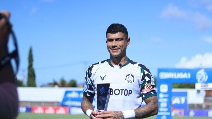 Ciro Henrique Alves Peluk Si Kumang, Fans Persikabo 1973 Deg-degan ...