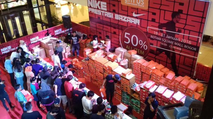 Pengunjung Serbu Bazaar Sepatu Nike Citrus Botani Square, Air Max Cuma ...