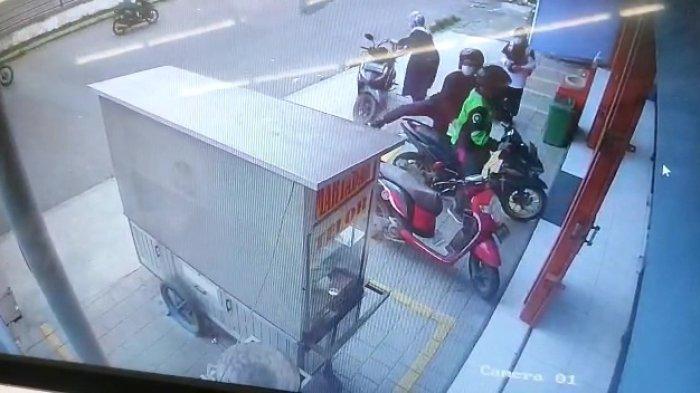 Terekam CCTV, Maling Motor di Parungpanjang Bogor Bermodus Pakai Jaket ... Terekam CCTV, Maling Motor di Parungpanjang Bogor Bermodus Pakai Jaket ...
