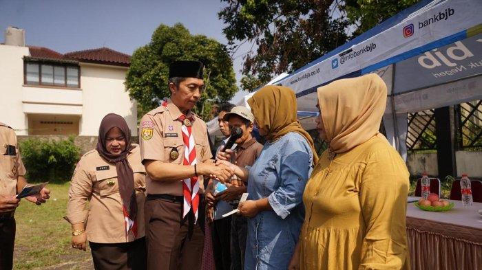 Serahkan Bantuan Rumah Tidak Layak Huni di Cibadak, Dedie Rachim: Uang Rakyat Dikembalikan ke ...