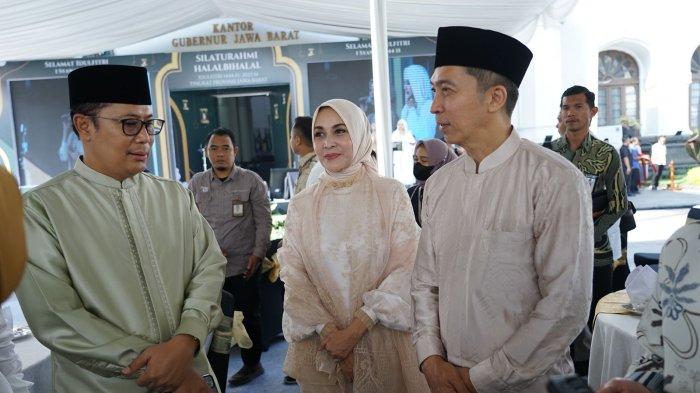 Dedie dan Yantie Rachim Hadiri Halal Bi Halal Tingkat Provinsi ... Dedie dan Yantie Rachim Hadiri Halal Bi Halal Tingkat Provinsi ...
