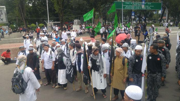 Laskar Mujahidin di Barisan Paling Depan di Istana Negara ...