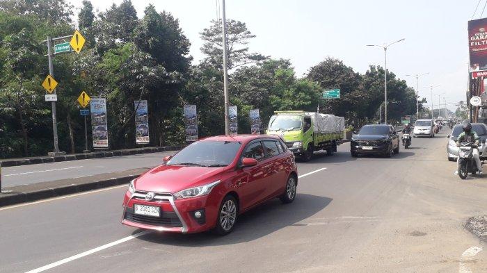 Cuaca Cerah, Lalu Lintas di Jalan Raya Jakarta - Bogor Kawasan Sukaraja ...