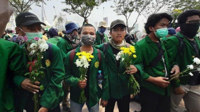 Masa Aksi Bawa Ratusan Bunga Sebagai Simbol Duka Mahasiswa yang ...