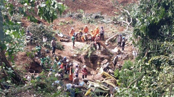 Bau Menyengat Jadi Petunjuk Pencarian Korban Tertimbun Longsor, Ditemukan Buku Hafalan 10 Santri ...