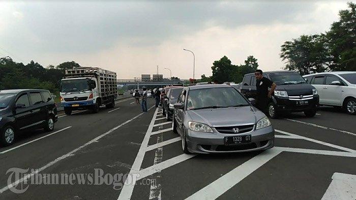 Jalur Puncak Ditutup ke Atas, Antrean Kendaraan Mengular di Exit Gerbang Tol Ciawi ...