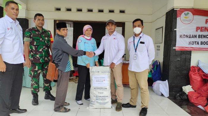 Peduli Korban Longsor Gang Barjo Kota Bogor, PT MNR Salurkan Bantuan Sembako - Tribunnewsbogor.com