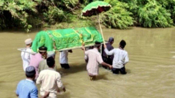 Tak Ada Anggaran Buat Jembatan, Warga Gotong Keranda Jenazah Terabas Arus Sungai di Lampung ...