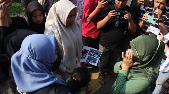 Sidang Putusan Ditunda, Isak Tangis Keluarga Arya Saputra Pecah, Ibu Tukul Sampai Bersimpuh ...