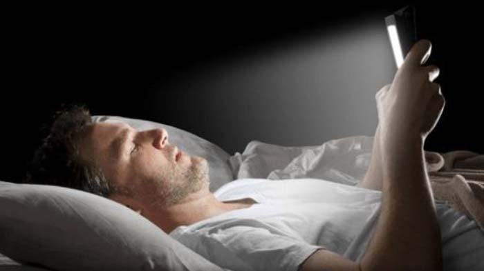 3 Dampak Buruk Main Smartphone Sebelum Tidur yang Sering Diabaikan, Bisa Ganggu Psikologis ...