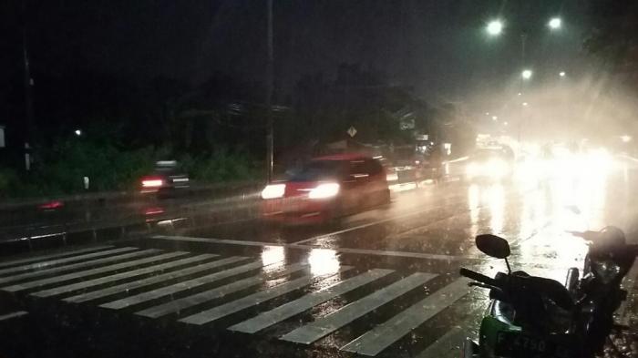 Begini Cara Mengerem Kendaraan dalam Kondisi Jalan Basah ...