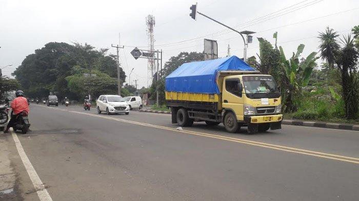 Lalu Lintas di Jalan Raya Jakarta - Bogor Kawasan Sukaraja Saat Ini ...