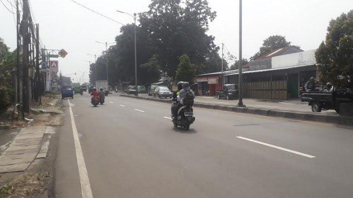 Lalu Lintas Kendaraan di Jalan Raya Jakarta - Bogor Kawasan Cibinong ...