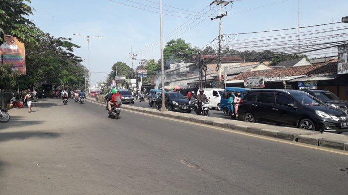 Arus Lalu Lintas Kendaraan di Jalan Raya Jakarta - Bogor Depan Pasar ...