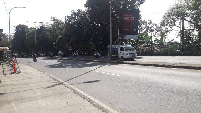 Lalu Lintas Kendaraan di Jalan Raya Jakarta - Bogor Kawasan Sukaraja ...