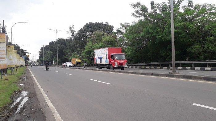 Lalu Lintas Kendaraan di Jalan Raya Jakarta - Bogor Kawasan Sukaraja ...
