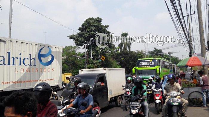 Lalu Lintas di Jalan Raya Jakarta-Bogor KM 42 Siang Ini Padat ...