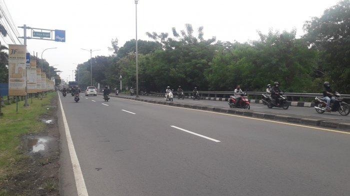 Lalu Lintas Kendaraan di Jalan Raya Jakarta-Bogor Kawasan Sukaraja Pagi ...