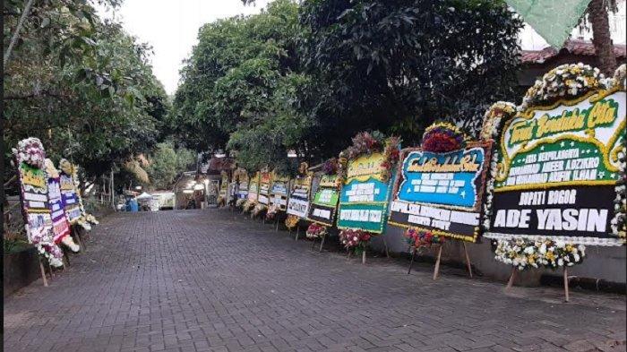 Karangan Bunga Duka Cita Terus Berdatangan ke Rumah Ameer Azzikra ...