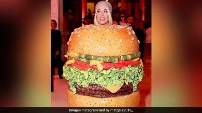 Katy Perry Berpenampilan Ala Burger di Met Gala, Begini Cara Pakai ...