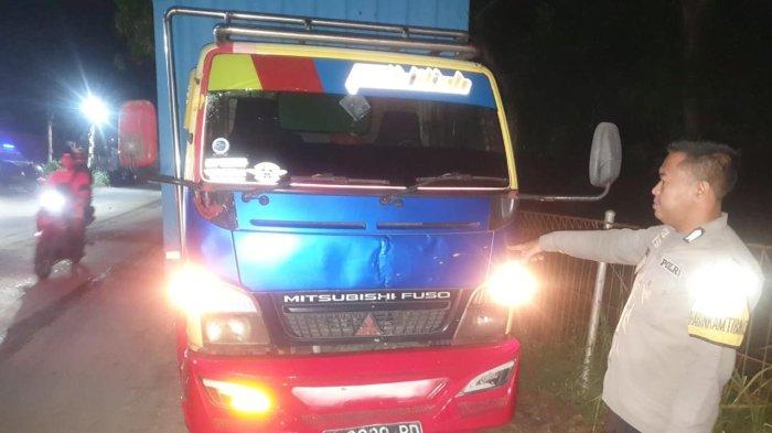 Bruk! Truk di Rumpin Bogor Tabrak Portal dan Pemotor, Satu Orang ...
