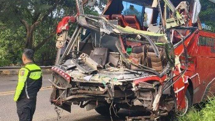 BREAKING NEWS Kecelakaan Maut di Tol Cipularang, Korban Ungkap Momen Ngeri Bus Peziarah Tabrak ...