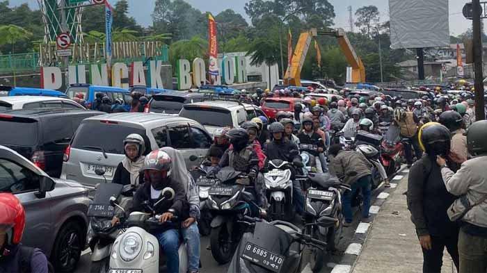 Dipadati Wisatawan, Arus di Jalan Raya Puncak Bogor Kembali Macet, One Way Diberlakukan ...