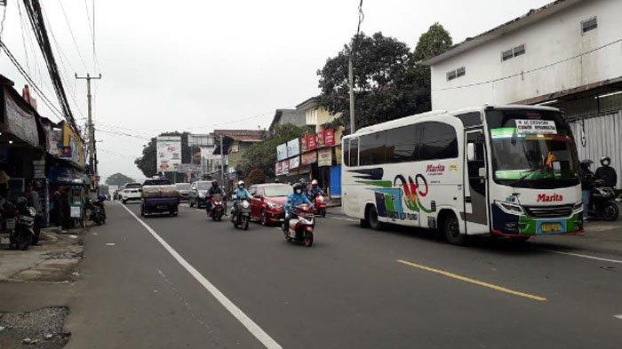 Lalu Lintas Jalan Raya Puncak Bogor Ramai Lancar Akhir Pekan Ini, Didominasi Kendaraan Arah ...