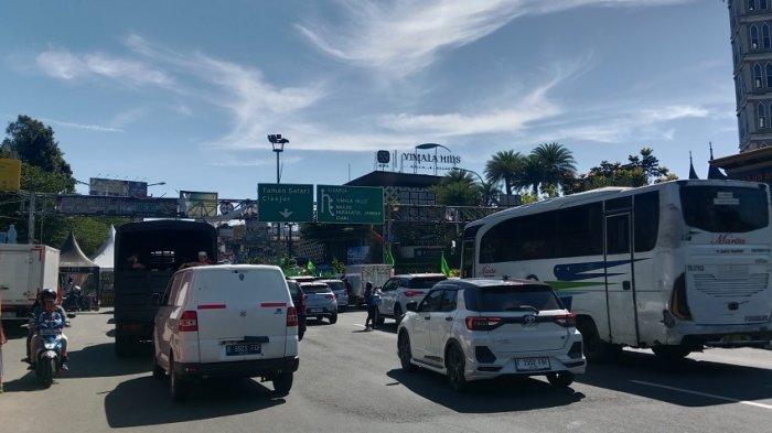 Jelang Siang, Arus Lalu Lintas di Puncak Bogor Padat, Skema One Way Dipersiapkan ...