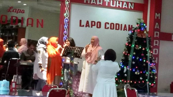 Foto Ibu-ibu Nyanyi Tuai Pujian Netizen, Bukan karena Suara Melainkan ...