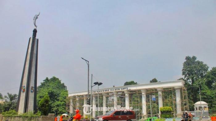 Lawang Salapan Berhadapan dengan Tugu Kujang, Bogor Punya 2 Ikon Kota ...