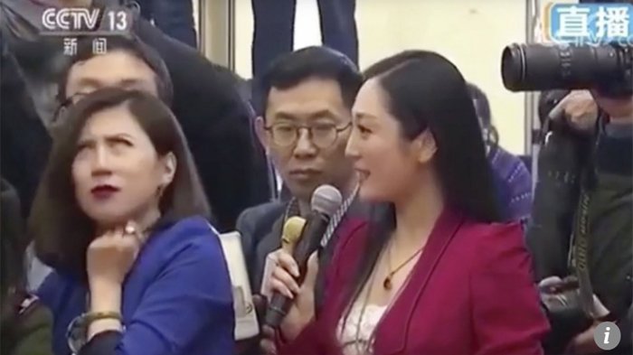 Saat Siaran Langsung, Kedua Reporter Wanita Cantik Ini Mencuri ...