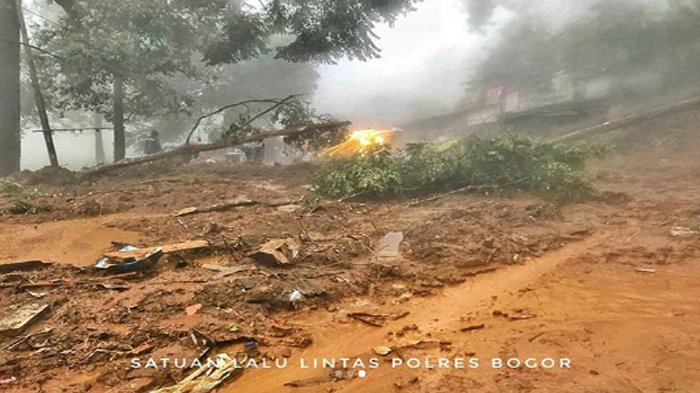 Hujan Deras Dari Semalam, 4 Titik Di Jalur Puncak Longsor, Ini Foto ...