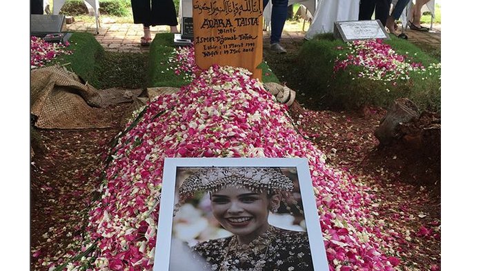 Foto-foto Pemakaman Adara Taista Hingga Taburan Bunga Bertebaran di ...