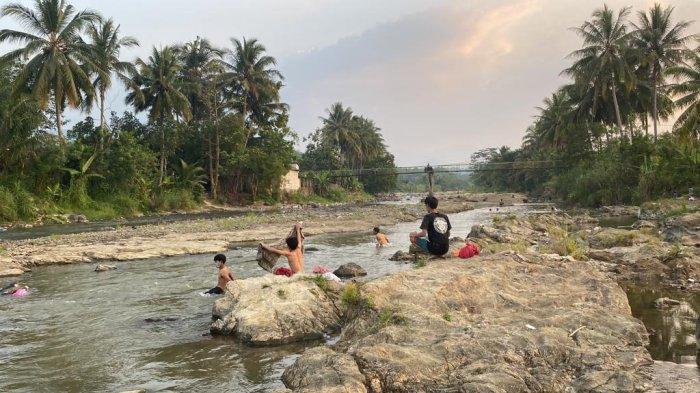 Air Sumur Mulai Kering, Warga Leuwisadeng Bogor Ramai-ramai Mandi di ...