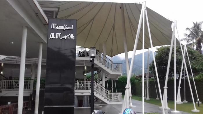 Uniknya Masjid Al-Muqsith di Puncak, Payung Besarnya Didatangkan ...