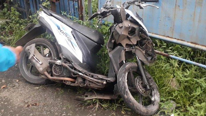 Tak Berbentuk, Ini Foto Motor Beat yang Hancur Usai Diseruduk Mobil ...
