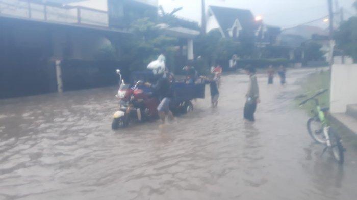 Jalan Perumahan Tamansari Persada Tergenang Air, Anak Kecil Bantu Dorong Kendaraan Warga yang ...