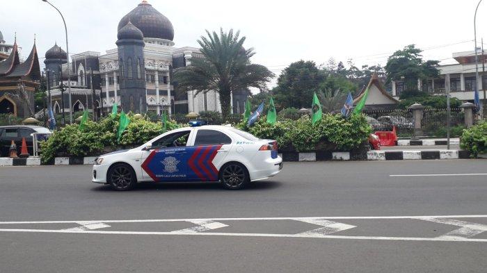 Polisi Berlakukan One Way arah Jakarta di Jalan Raya Puncak Bogor Siang Ini - Tribunnewsbogor.com