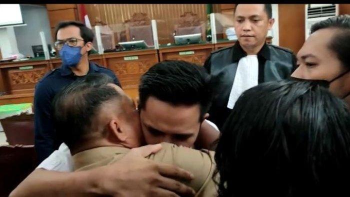 Dukung Anaknya di Bangku Terdepan, Bharada E Peluk Orangtua Sebelum Jalani Persidangan ...