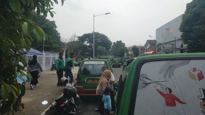 Angkot Ngetem di Depan Alun-alun Kota Bogor Buat Banyak Pengendara ... Angkot Ngetem di Depan Alun-alun Kota Bogor Buat Banyak Pengendara ...