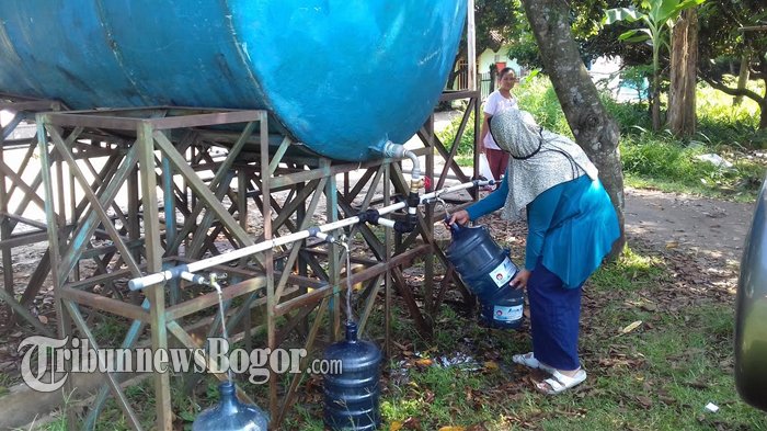 Derita Warga Bubulak Bogor Kesulitan Air Bersih, Terpaksa Gendong Galon Saat Musim Hujan ...