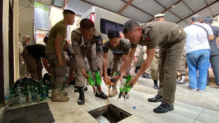 1.890 Miras di Kota Bogor Dimusnahkan, Disita dari Warung-warung Nakal, Kini Dibuang ke Selokan ...